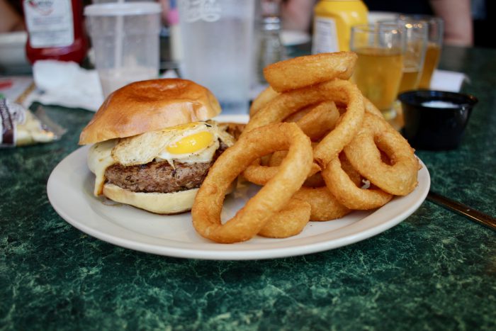 Beers and a Burger at 8th Street Grille – The Unvegan